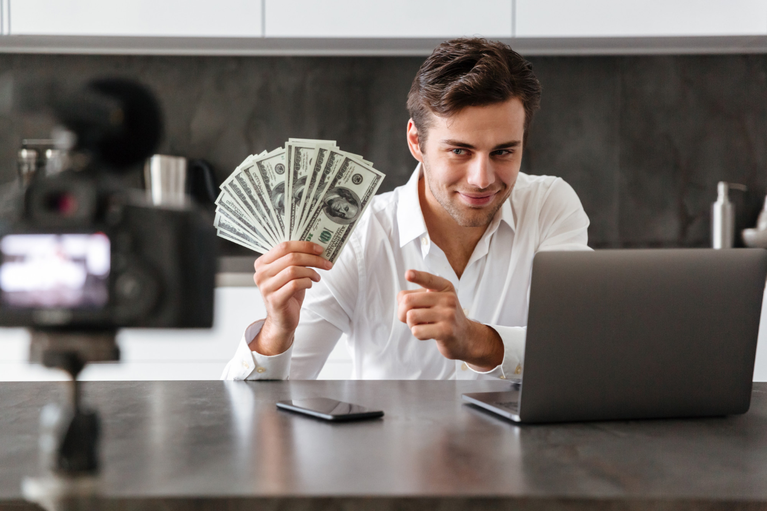 25 Easy Ways to Earn Money While Working a Side Job